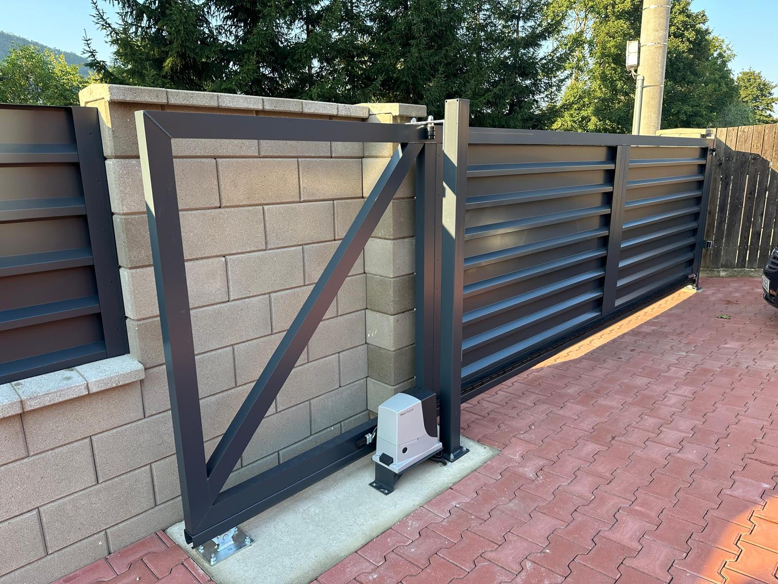 Hliníková vrata plotová výplň KERAMET 40/182 - práškově lakovaná 1,5 mm | AluminiumShop